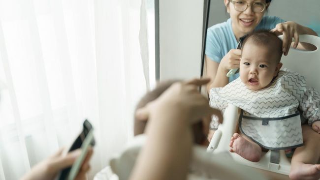 7 Cara Menebalkan Rambut Bayi, Bisa Gunakan Minyak Kelapa