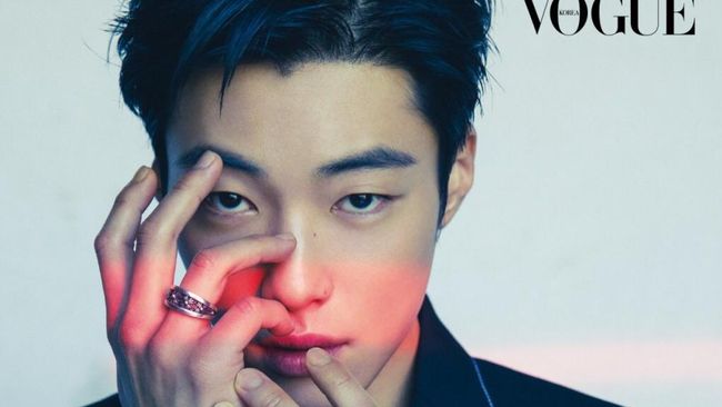 Tambah Berkarisma Selepas Wamil, Simak Potret Woo Do Hwan untuk VOGUE ...