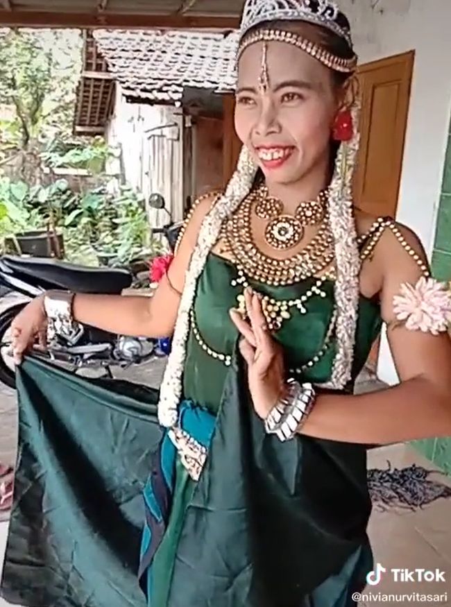 Viral Penjual Gorengan Pakai Kostum Nyi Roro Kidul, Kisahnya Bikin Haru