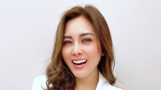 Potret Dhena Devanka 'Rayakan' Cerai dari Jonathan Frizzy dengan Kue ... Potret Dhena Devanka 'Rayakan' Cerai dari Jonathan Frizzy dengan Kue ...