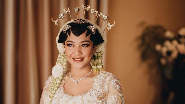 7 Penampilan Anggun Putri Tanjung Saat Akad Nikah Pakai Busana Adat ...