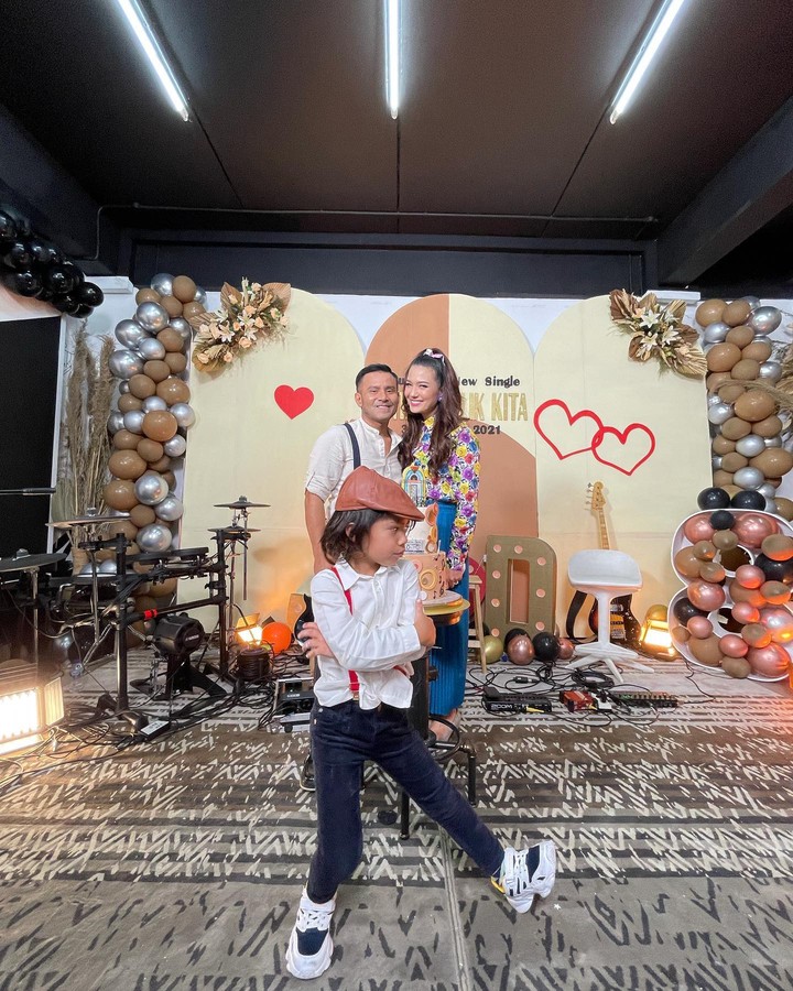 7 Potret Kece Judeo Putra Judika dan Duma Riris, Gayanya Rocker Abis! - 1