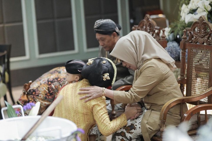 7 Potret Acara Tedak Siten Anak Tata Janeeta, Gemasnya Baby R Pakai Blangkon - 4