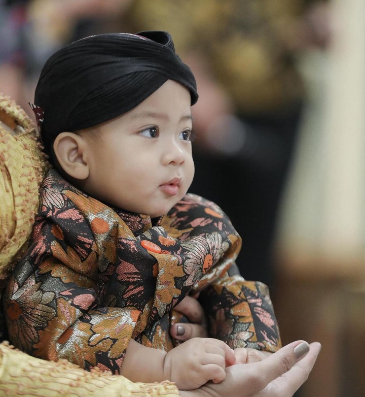 7 Potret Acara Tedak Siten Anak Tata Janeeta, Gemasnya Baby R Pakai Blangkon - Foto 1