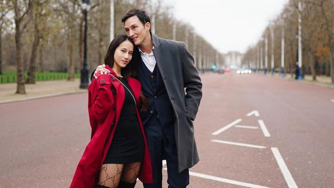 7 Potret Pesona Janisaa Pradja, Istri Baru Mike Lewis yang Curi ...