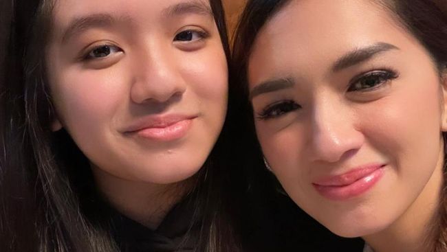 7 Potret Cantik Lovely Rumangkang, Putri Angel Karamoy yang Kini Beranjak Dewasa - Foto 1
