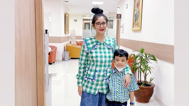 Bantu Lancarkan Persalinan, Uut Permatasari Berlatih dengan Birthing Ball