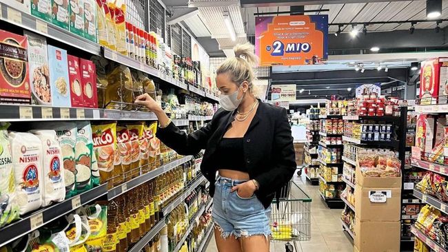 Supermodel! Gaya Kimmy Jayanti Saat Beli Minyak Goreng Jadi Sorotan