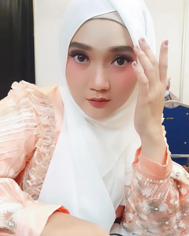 Penyanyi Sulis Kini Bahagia dengan Suami Baru