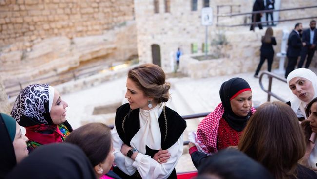 Ratu Rania dari Yordania Tampil Klasik dengan Sentuhan Etnik di Acara ...