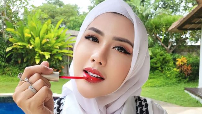 Rey Utami Bicara soal Lepas Hijab