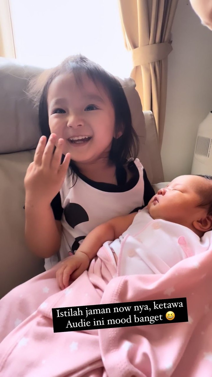 7 Potret Bahagia Chef Devina Hermawan Usai Melahirkan Anak Ketiga BB 4 ... 7 Potret Bahagia Chef Devina Hermawan Usai Melahirkan Anak Ketiga BB 4 ...