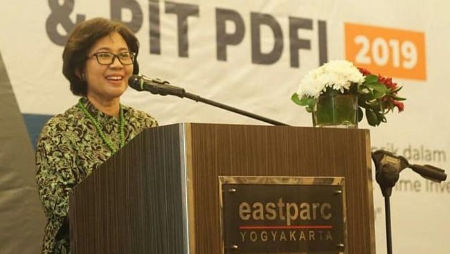 7 Potret Ova Emilia, Wanita yang Resmi Jadi Rektor UGM Periode 2022 ...