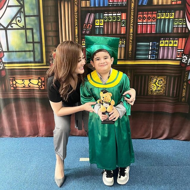 5 Potret Kompak Dhena Devanka & Ijonk Hadiri Wisuda Kelulusan Anak - Foto 1 5 Potret Kompak Dhena Devanka & Ijonk Hadiri Wisuda Kelulusan Anak - Foto 1