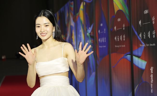 Deretan Dress Terbaik Kim Tae Ri di Red Carpet, dari Festival Film ...