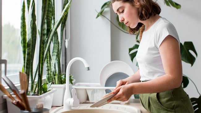 Studi: Mencuci Piring Bisa Bantu Redakan Stres dan Jaga Kesehatan Mental