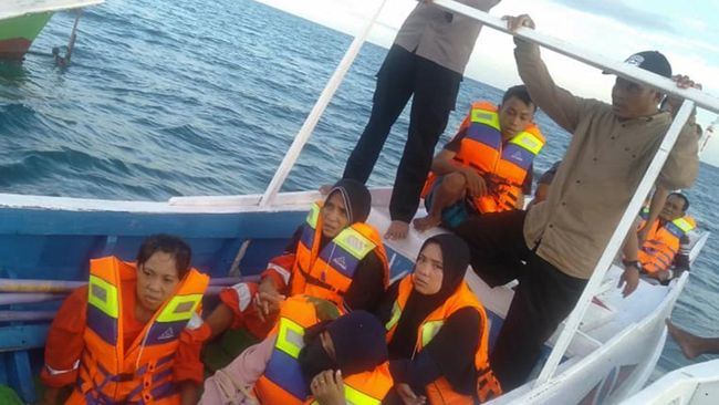 Kapal Kandas di Perairan Bali, Puluhan Penumpang Dievakuasi