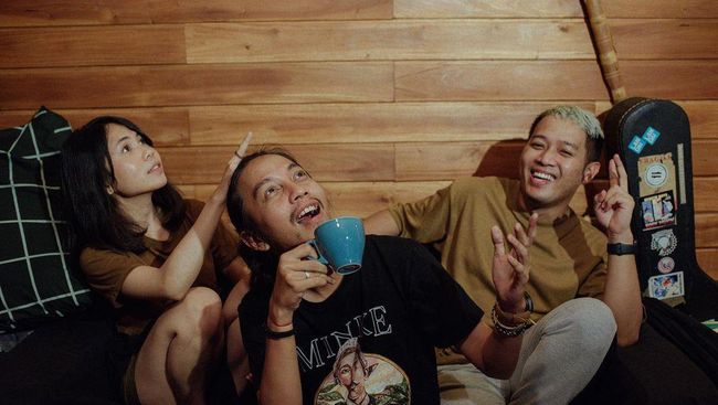 Lirik Lagu Tak Perlu Ada Senja - Suara Kayu feat. Fiersa Besari Lirik Lagu Tak Perlu Ada Senja - Suara Kayu feat. Fiersa Besari