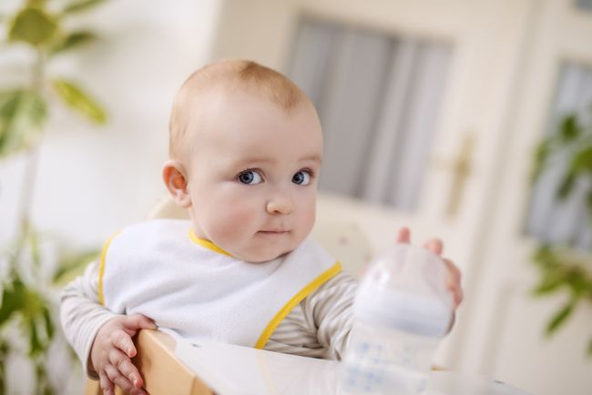 Kapan Sebenarnya Bayi Boleh Minum Air Putih? Simak Penjelasannya Bun