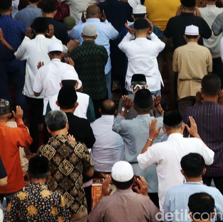7 Potret Masyarakat Salat Gaib hingga Doa Bersama untuk Eril Putra ... 7 Potret Masyarakat Salat Gaib hingga Doa Bersama untuk Eril Putra ...