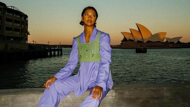 Tampil Stand Out di Kantor dengan Busana Colorful ala Sarah Azka