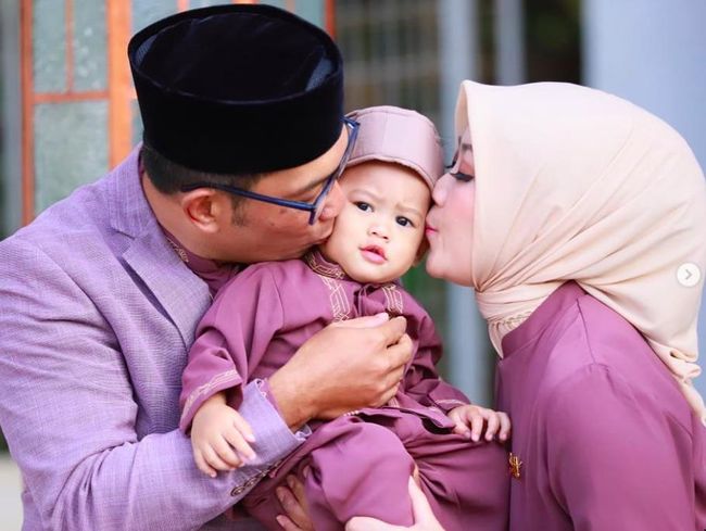 Kisah Haru Atalia Istri Ridwan Kamil Mengasuh Arka dari Usia 5 Bulan Kisah Haru Atalia Istri Ridwan Kamil Mengasuh Arka dari Usia 5 Bulan