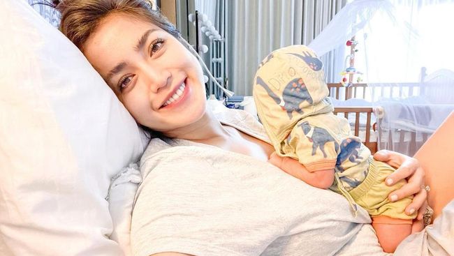 7 Potret Jedar MengASIhi Baby Don, Bahagia Dapat Support Suami & El ...
