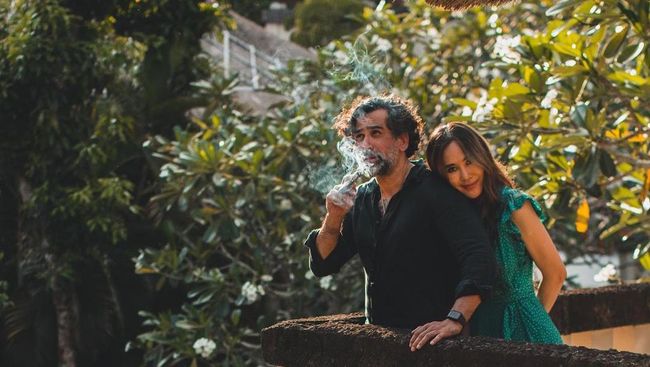 7 Potret Jeremy Thomas dan Ina Setelah 27 Tahun Menikah, Mesra Bikin ...