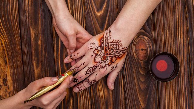 Kenalan Yuk dengan 5 Henna Artist Kenamaan Indonesia, Ada yang Jadi ...