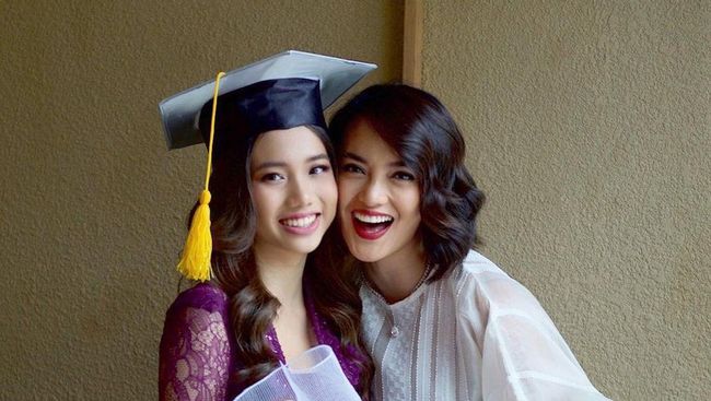 7 Potret Bahagia Ririn Ekawati Hadiri Wisuda Putri Sulungnya, Jasmine Abeng - Foto 1