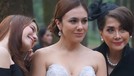 7 Potret Wulan Guritno Pakai Gaun Pengantin Putih, Cantik & Seksi - Foto 1
