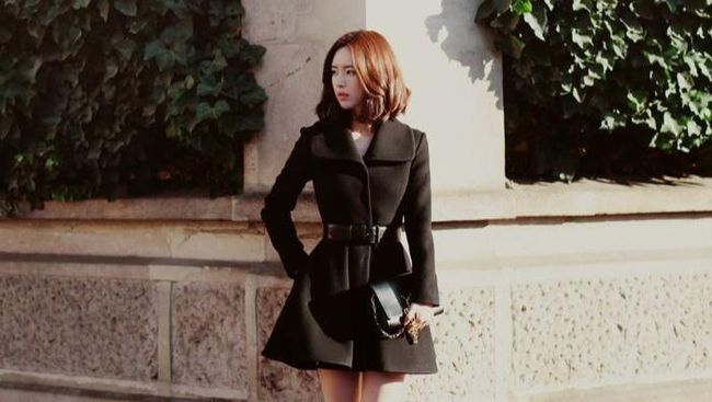 7 Inspirasi Gaya Fashion 'Cewek Mamba' yang Serba Hitam dan Misterius