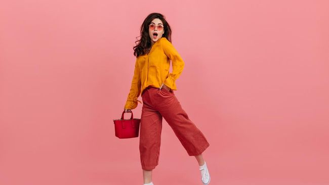 Mix and Match Baju Warna Oranye Anti Basi, Cocok untuk si Cewek Kue nih!