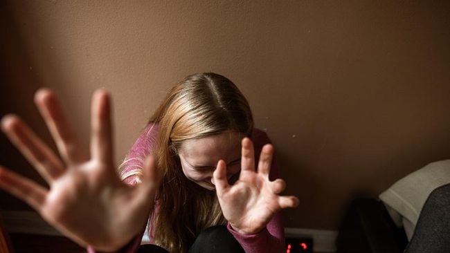 Ezra Miller Diduga Lakukan Child Grooming, Apa Itu? Simak Pengertian ...