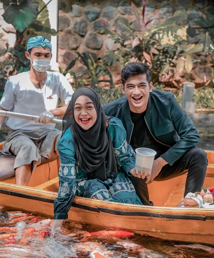 7 Potret Ria Ricis Sedang Hamil Besar, Berenang di Laut dengan Kostum ...