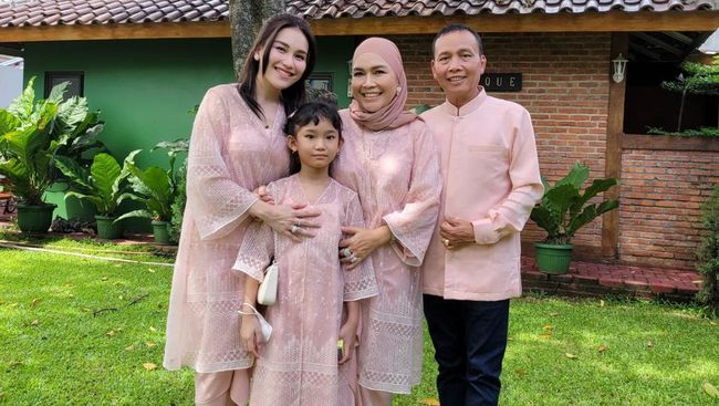 Ayah Rojak Dirawat di RS, Ibu Ayu Ting Ting Bahas Penyemangat Hidup