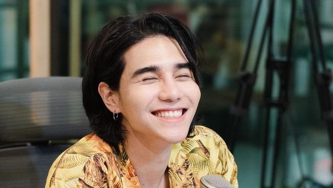 Lirik Lagu Stranger - Jeff Satur