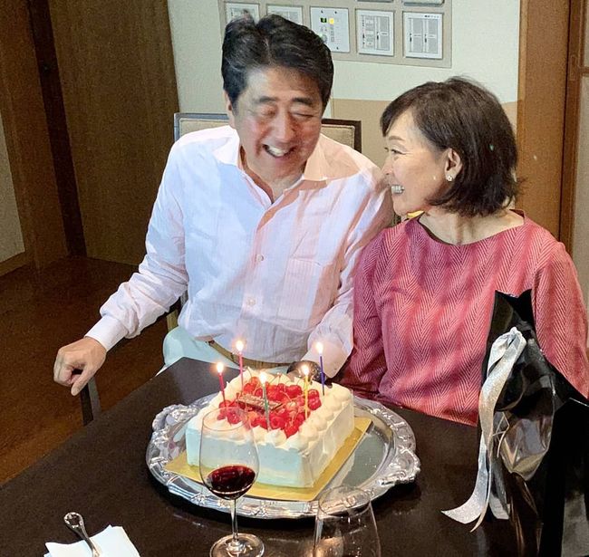 Kisah Cinta Shinzo Abe dan Akie Abe, Bertahan Menikah 30 Tahun meski ...