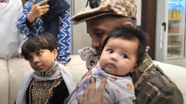 7 Potret Pertemuan Pertama Ortu Atta Halilintar dengan Sang Cucu ...