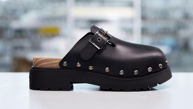 Pantas Mahal, Intip Proses Pembuatan Sepatu DiorQuake Clogs dan Sandal ...