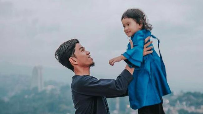 5 Gaya Parenting Islami Muzzamil Hasballah pada Anak, Selalu Melibatkan ...