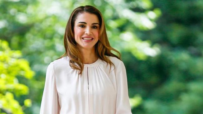 Contek Gaya Anggun Ratu Rania dengan Mix and Match Rok