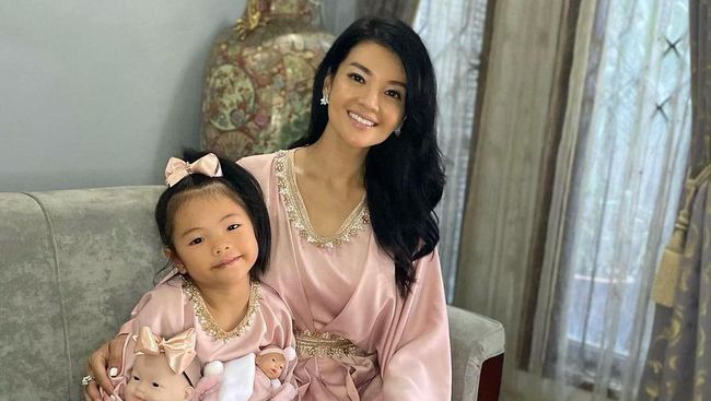 7 Potret Cantiknya Yaya Anak Perempuan Farah Quinn Jago Bikin Kue hingga Berkuda - Foto 1