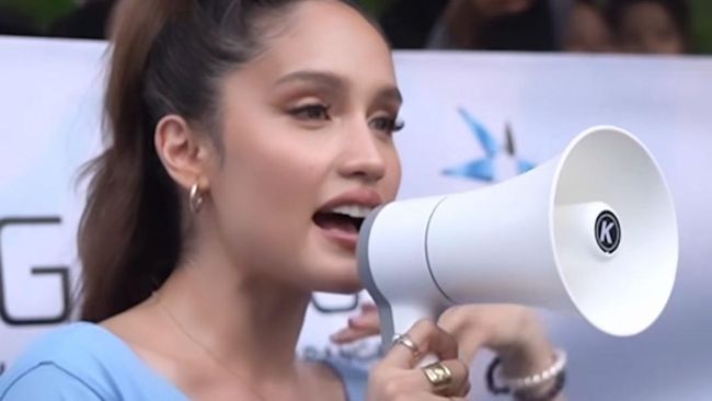 Aksi Cinta Laura Kiehl di Citayam Fashion Week, Ajak Anak Muda Jaga Lingkungan