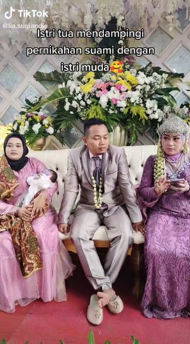 Netizen Nyesek Istri Sambil Gendong Bayi Dampingi Suami Nikah Lagi