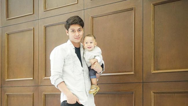 7 Potret Ayah Muda Rizky Billar Momong Anak Pertama, Baby L - Foto 1