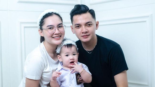 7 Potret Nella Kharisma dan Dory Harsa Momong Anak, Kocak Jadi Hiburan ...