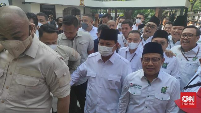 Prabowo-Cak Imin Kompak Berkemeja Putih dan Peci Hitam Tiba di KPU ...