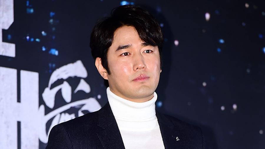 Aktor Jo Han Sun Bantu Bersihkan Kerusakan Akibat Banjir Korea