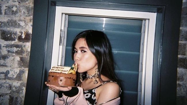 Lirik Lagu La La Lost You - NIKI